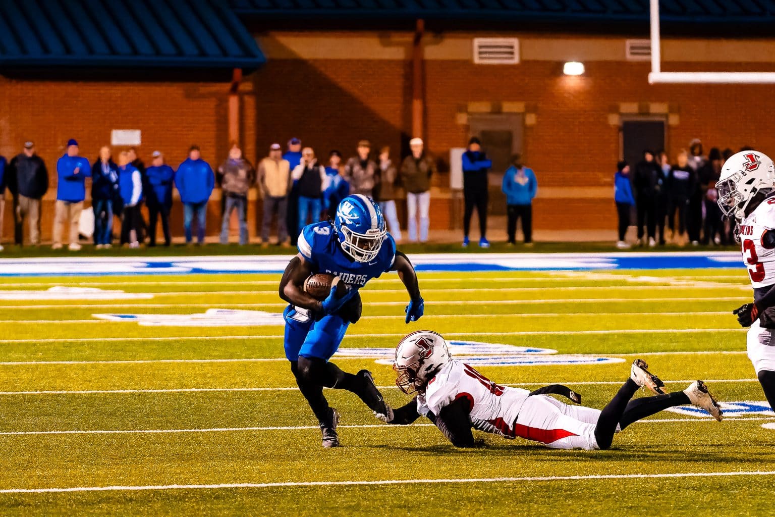 FOOTBALL: Clutch TDs, key tackles help West Laurens survive trouble to ...